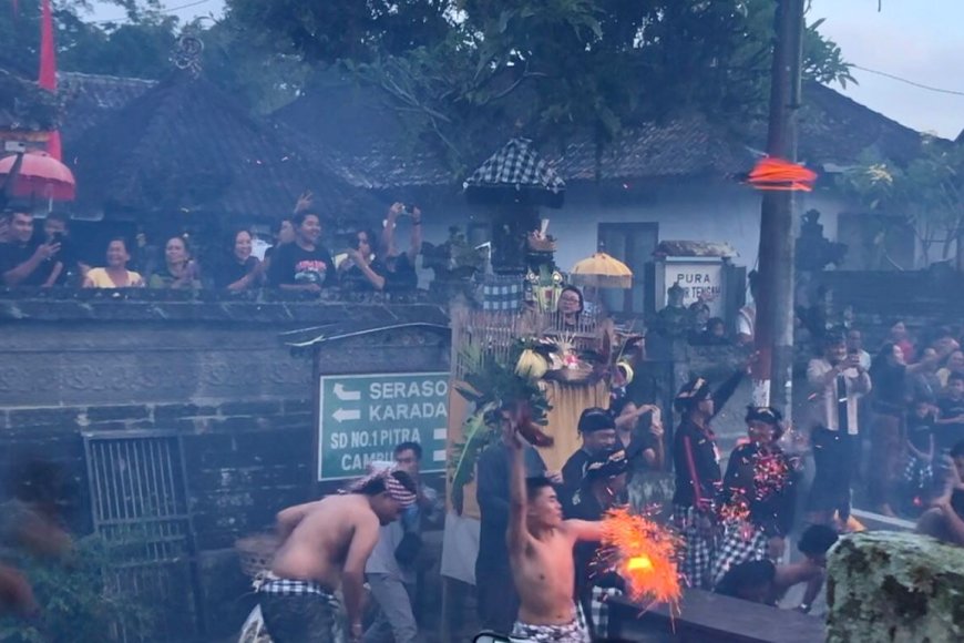 Siat Sambuk: Tradisi "Perang Api" Turun Temurun untuk Menolak Bala ...