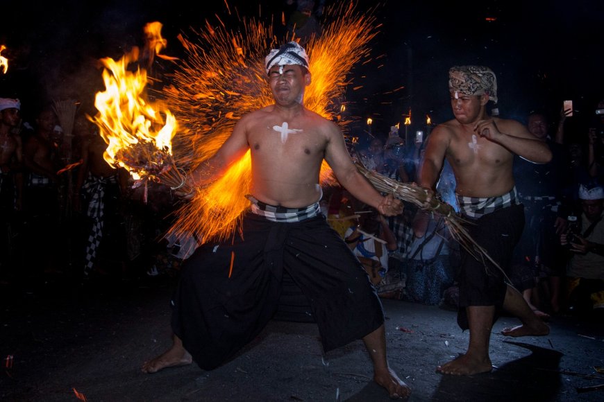 Tradisi Lukat Geni : Ritual Unik Penyucian Skala Niskala Melalui Perang ...