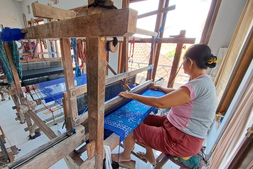 Balinese Endek Weaving: Fabric Laden with Culture and Skill - Bali ...