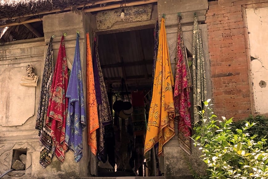 Kain Tenun Gringsing: Pesona Budaya Bali yang Terjalin Dalam Benang dan ...