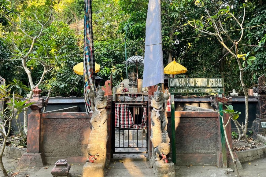 Sumur Kembar Temple: Penglukatan in the Middle of the Cekik Forest ...