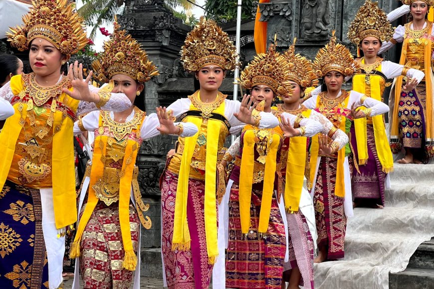 Rejang Keraman Dance: Symbol of Purity and Spiritual Cultural Heritage ...