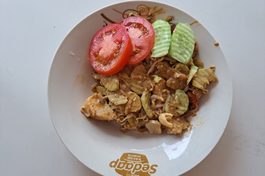 The Uniqueness of Tipat Cantok: A Fusion of Tipat, Peanut Sauce, and ...
